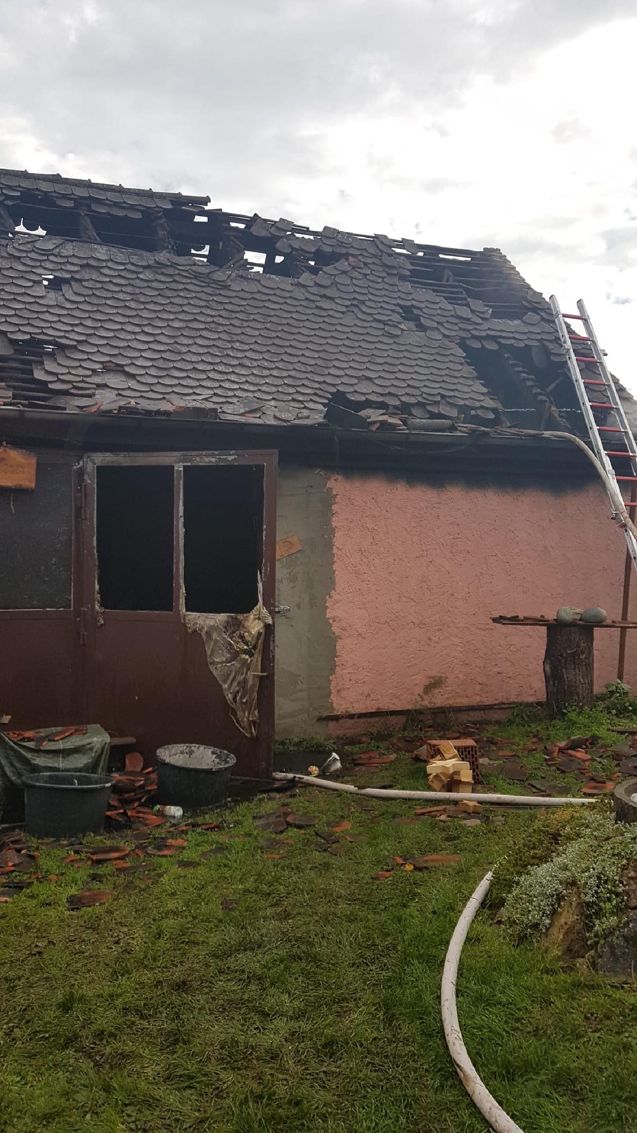 Dachstuhl eines Wirtschaftsgebäudes brennt aus • Feuerwehr Arberg - Unsere Zeit, deine Sicherheit